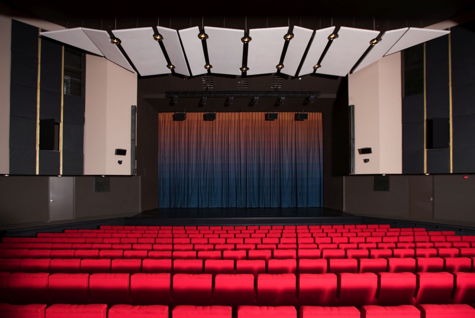 Ugala teater peatab kuni esmaspäevani etendustegevuse - Ugala Teater