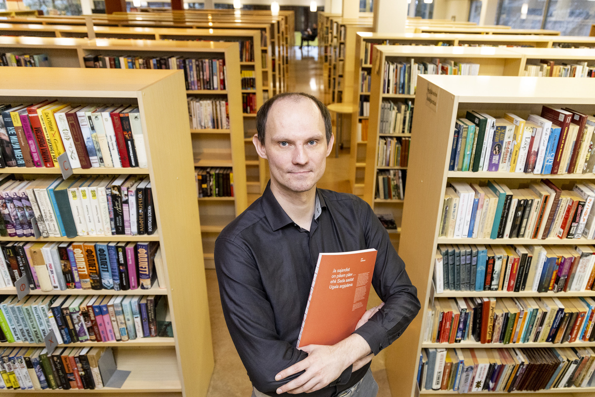 Ugala esitles 100. sünnipäeval teatriraamatut ja postmarki - Ugala Teater
