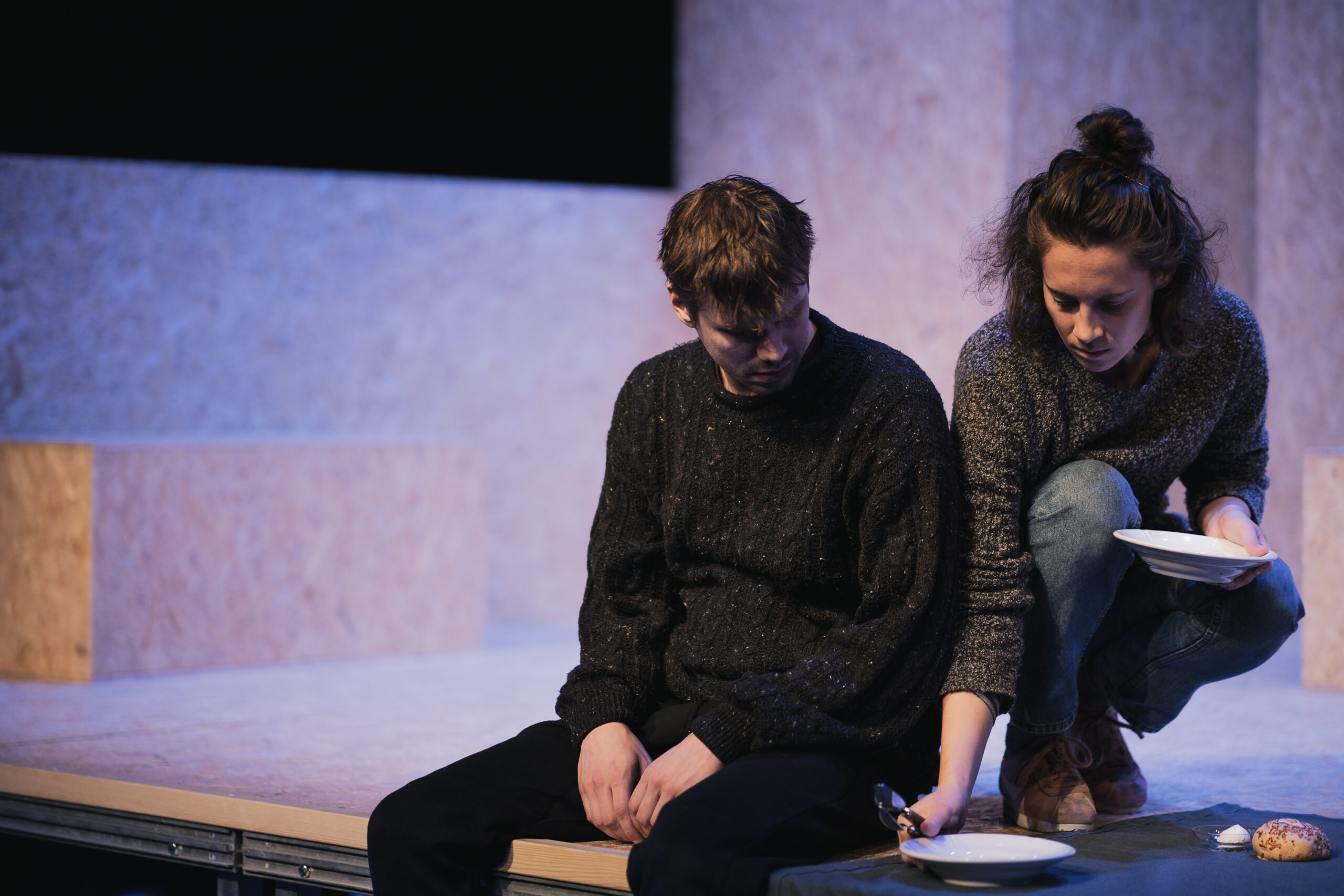 Auhinnatud lavastuse "Valged põdrad" viimased etendused - Ugala Teater